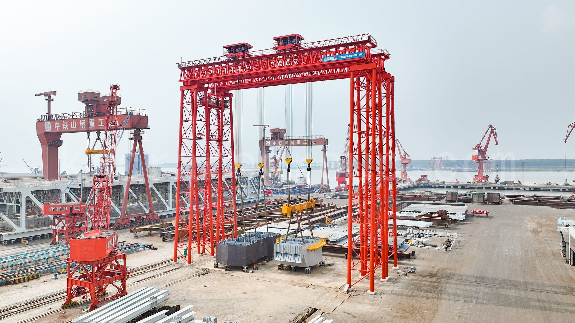 Henan Kuangshan Crane 700t Gantry Crane Used To Help Yangtze River ...